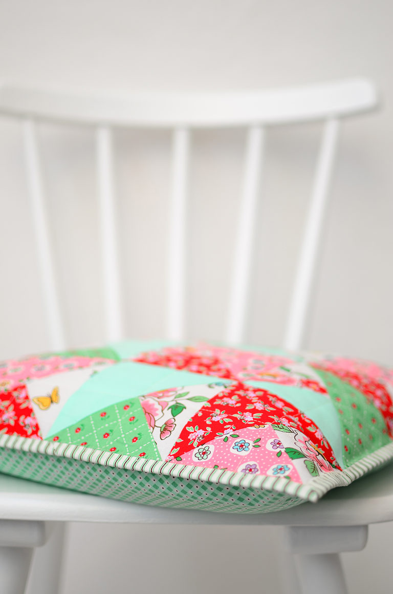Simple Quilted Pillow Tutorial from Nadra of Ellis & Higgs - Diary of a ...